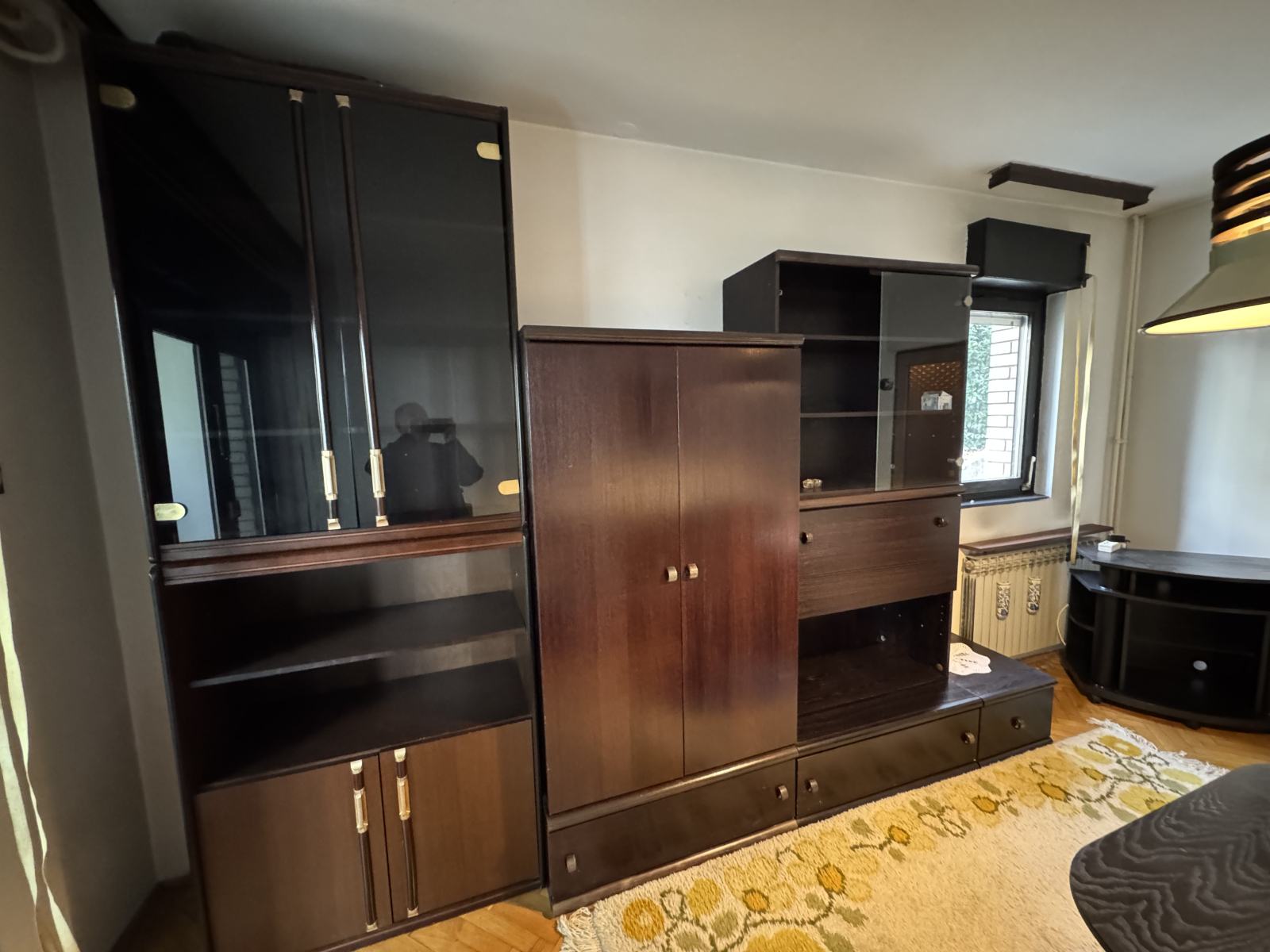 Rabljeni namještaj trosjed, stol i pisaći stol, stolci, komoda, ormari