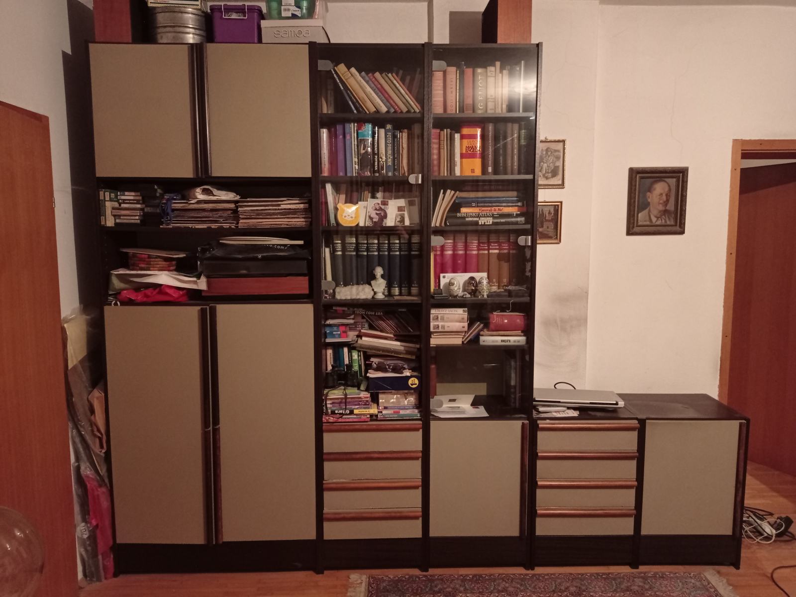 Regal za dnevni boravak - poklanjam