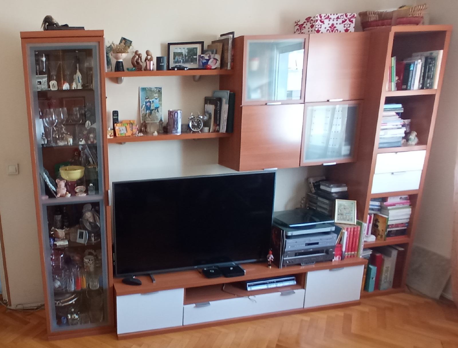 Regal za dnevni boravak, HITNO, SNIŽENO, fotelja i stolić na poklon