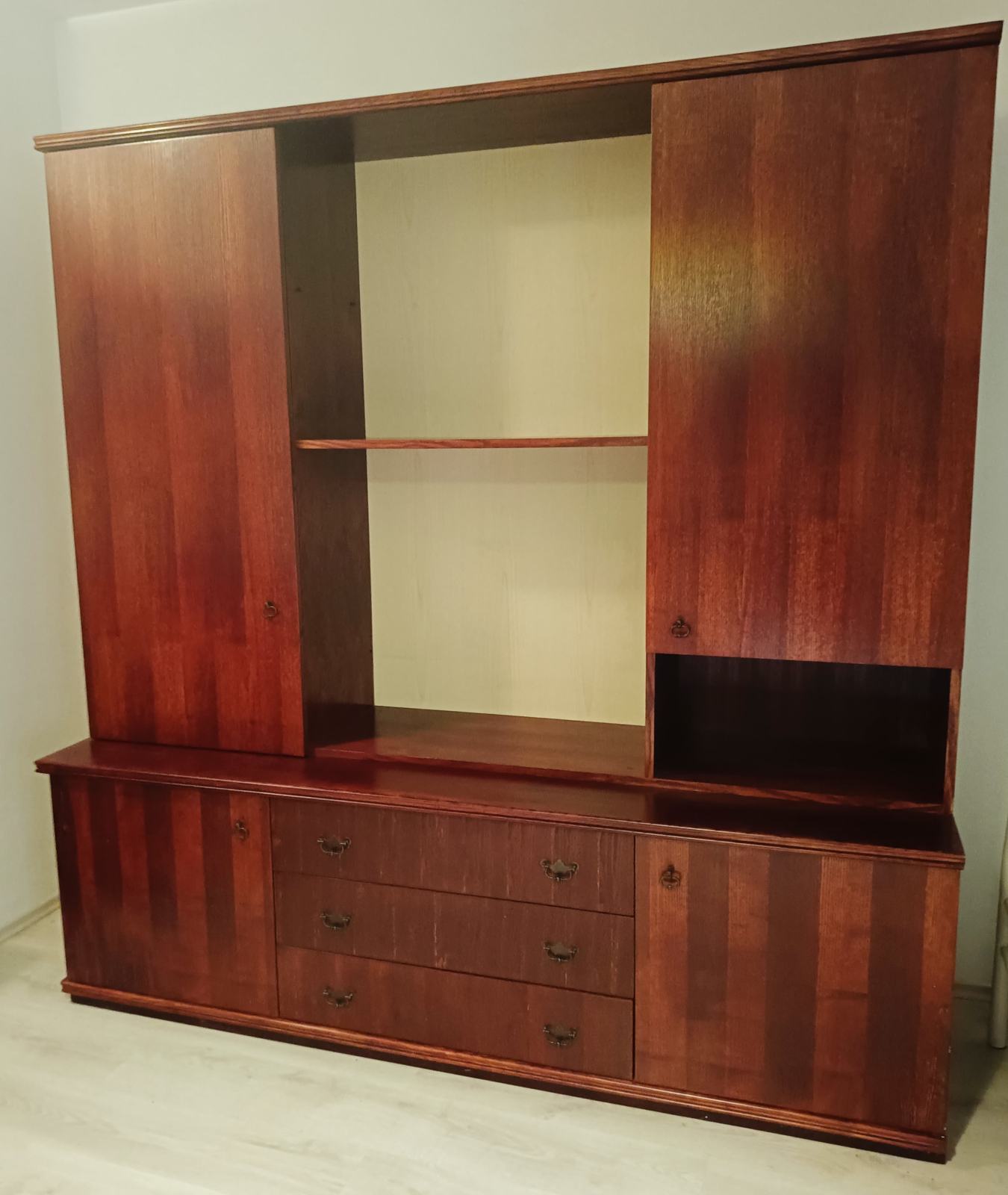 Regal - Ormar: Ručna izrada od punog drva