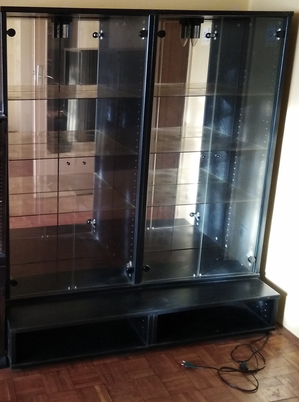 Staklena crna vitrina Staklenac komoda