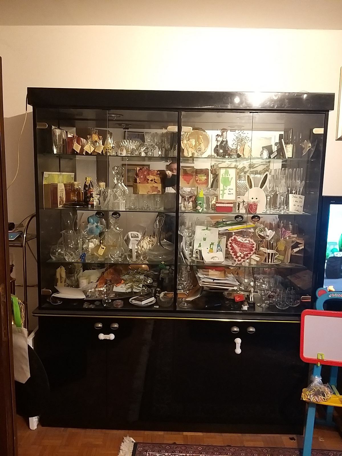 Staklena vitrina s rasvjetom