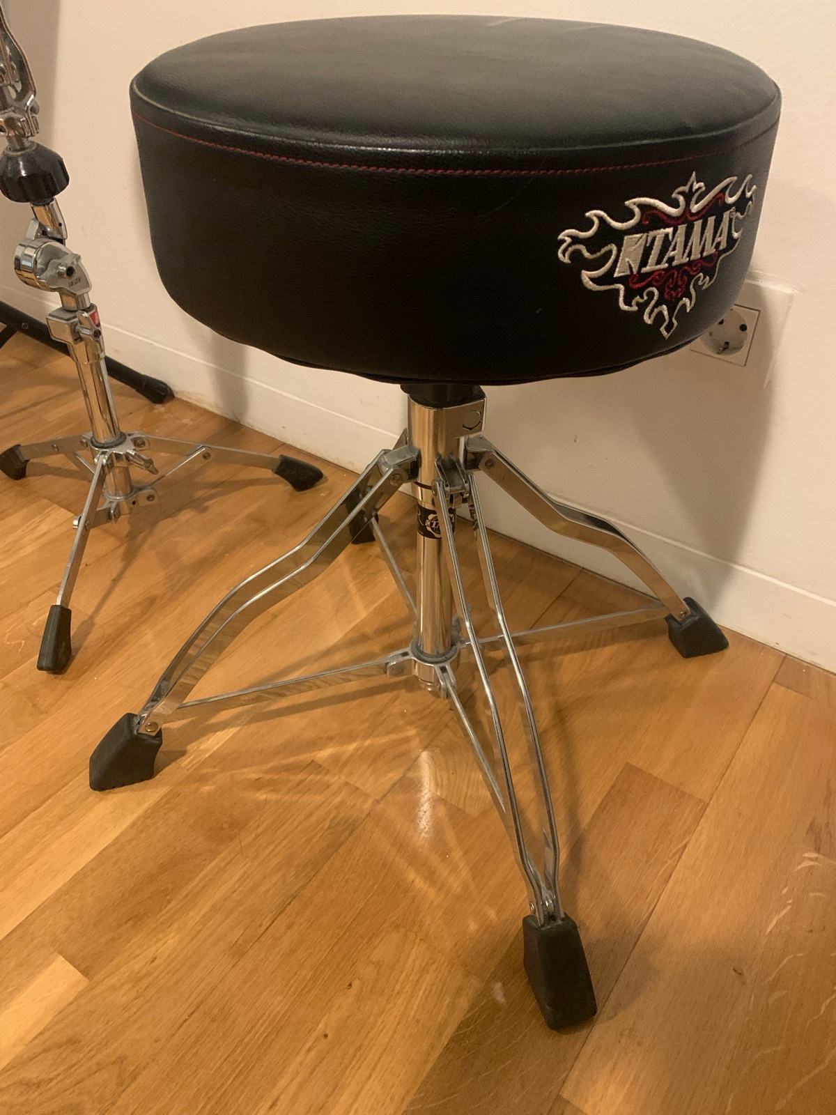 Tama stolica, nekoristena, jaci model