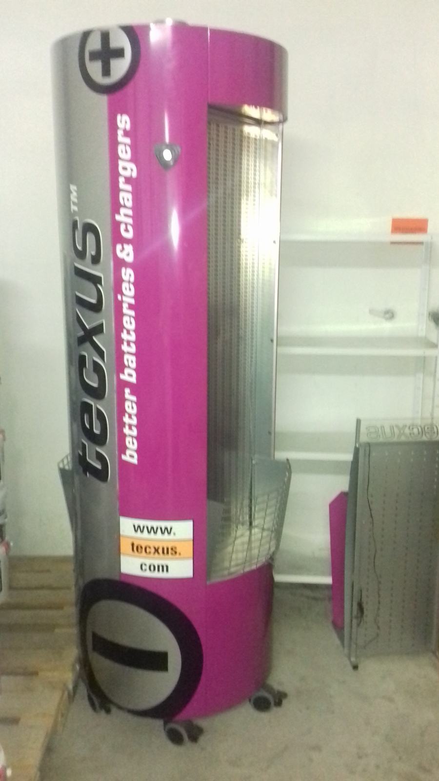 Izložbeni stalak u obliku velike baterije