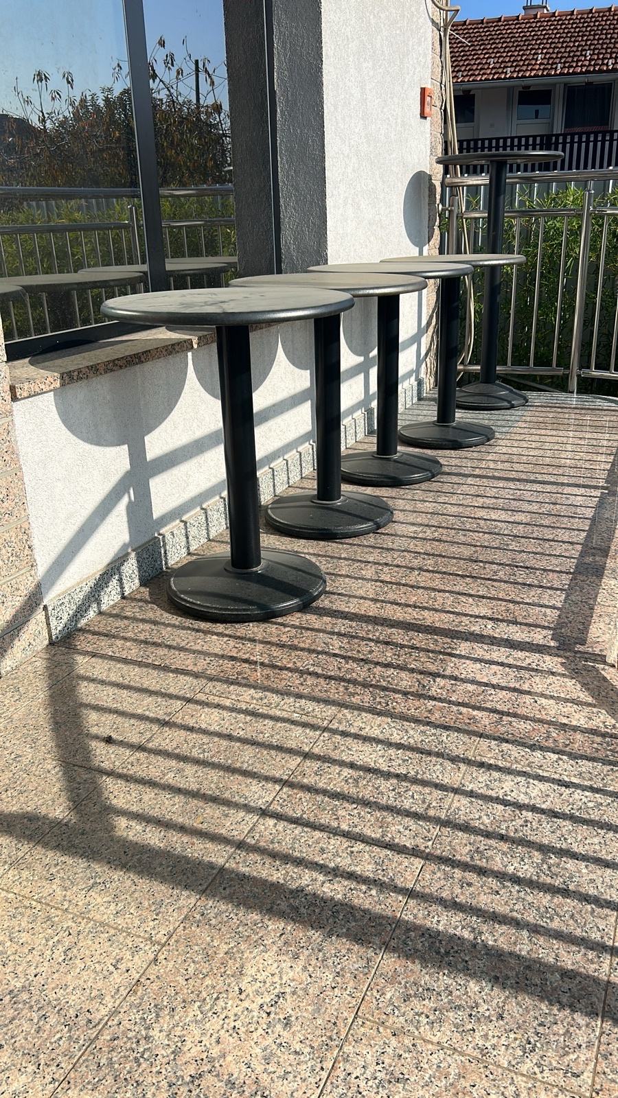 Crni plastificirani metal stolovi za kafic