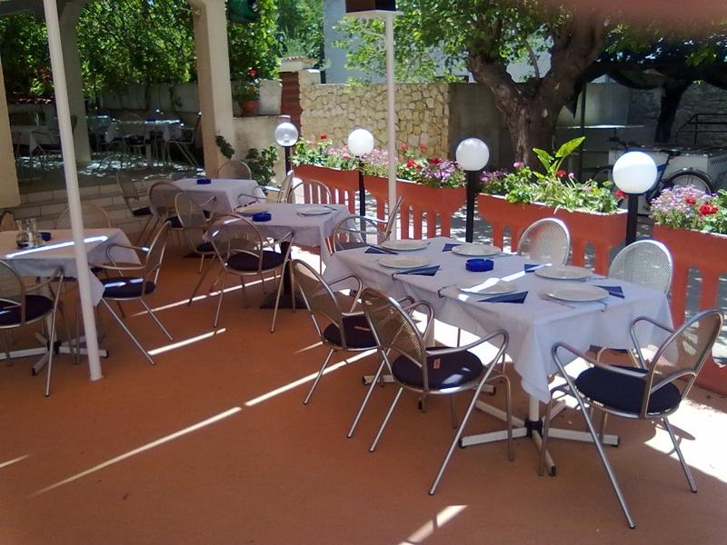 STOLOVI I STOLICE ZA TERASU