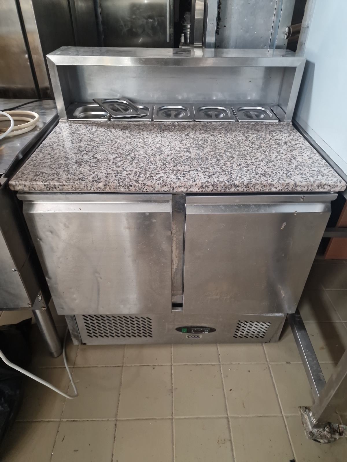 Pizza pult sa rashladnim sistemom