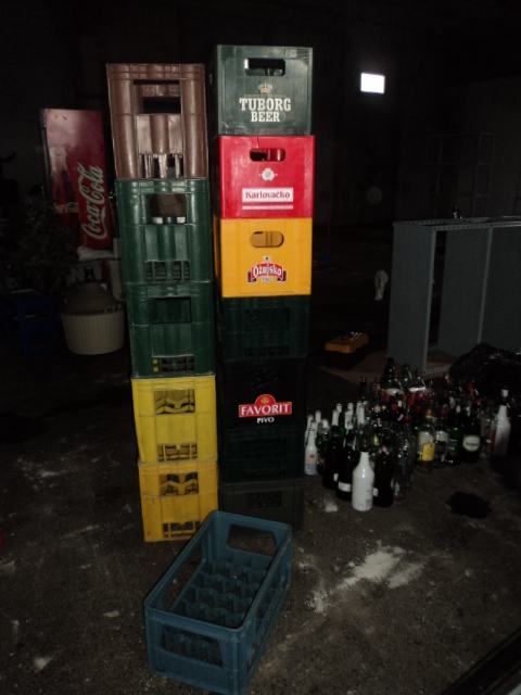 Prazna ambalaža gajbe pive, sanduk za Vino i bezalkoholno piće