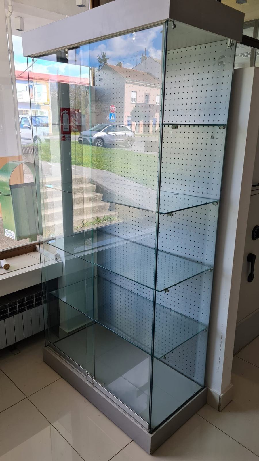 Staklena vitrina 190e