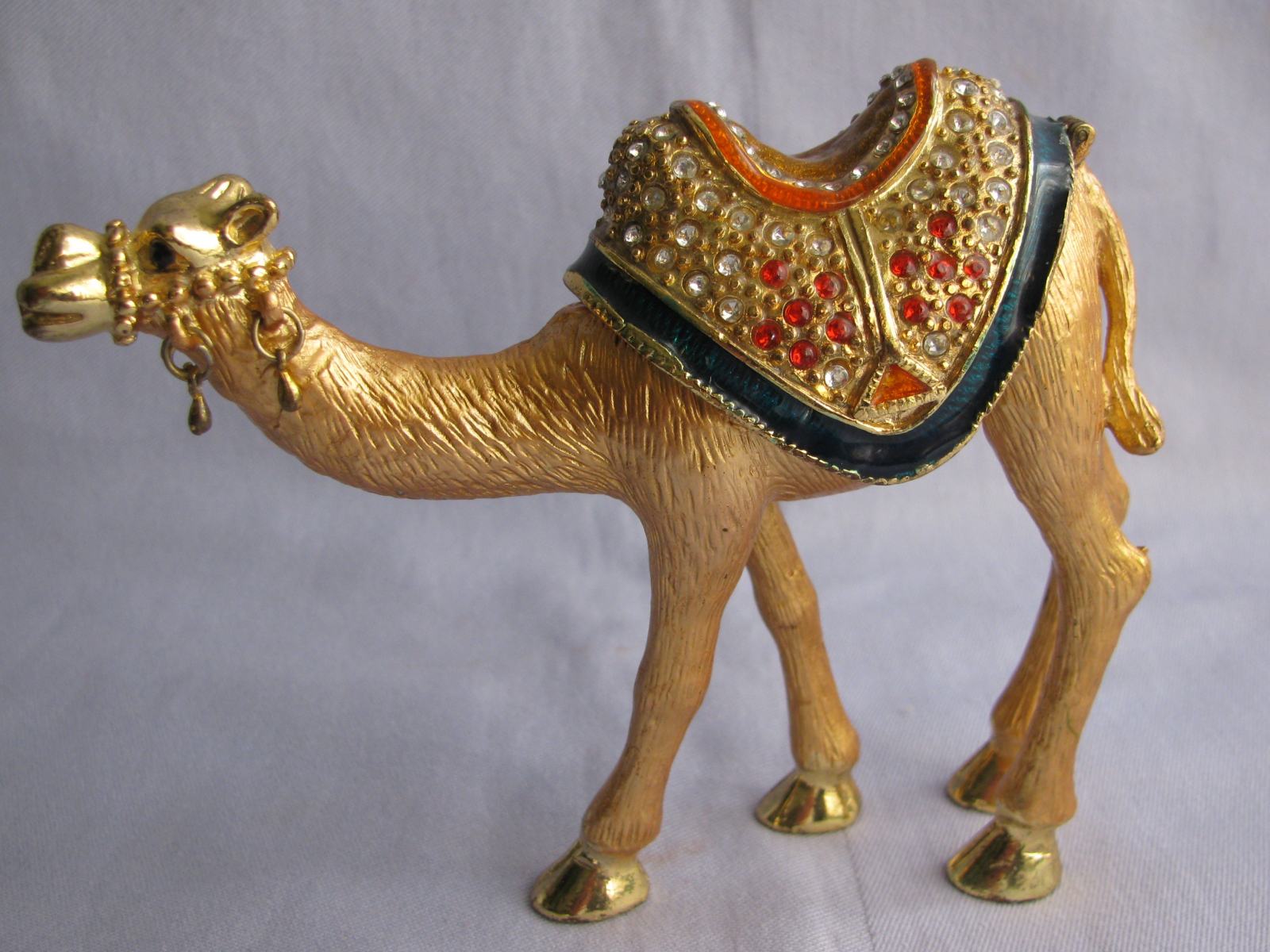 Figura DEVA - Kutijica. Metal - kristali - cirkoni. SAND-2