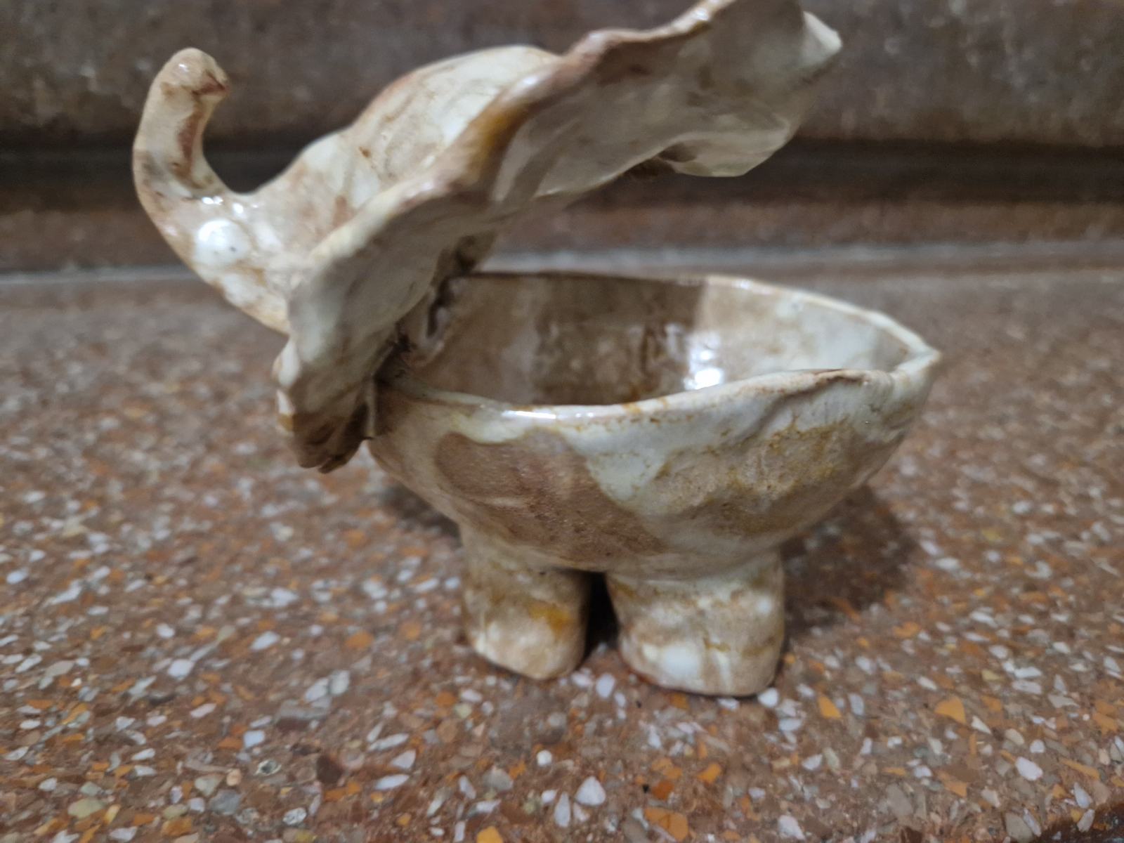 Figura / zdjelica , slon, potpis autora