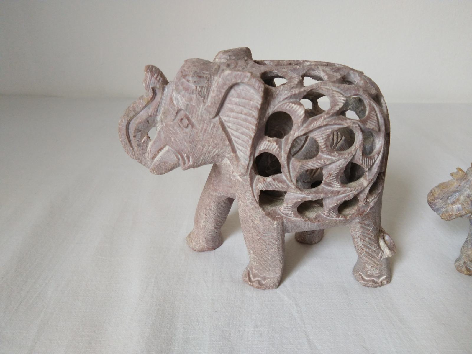 Kamena figura slon u slonu rezbareni Set