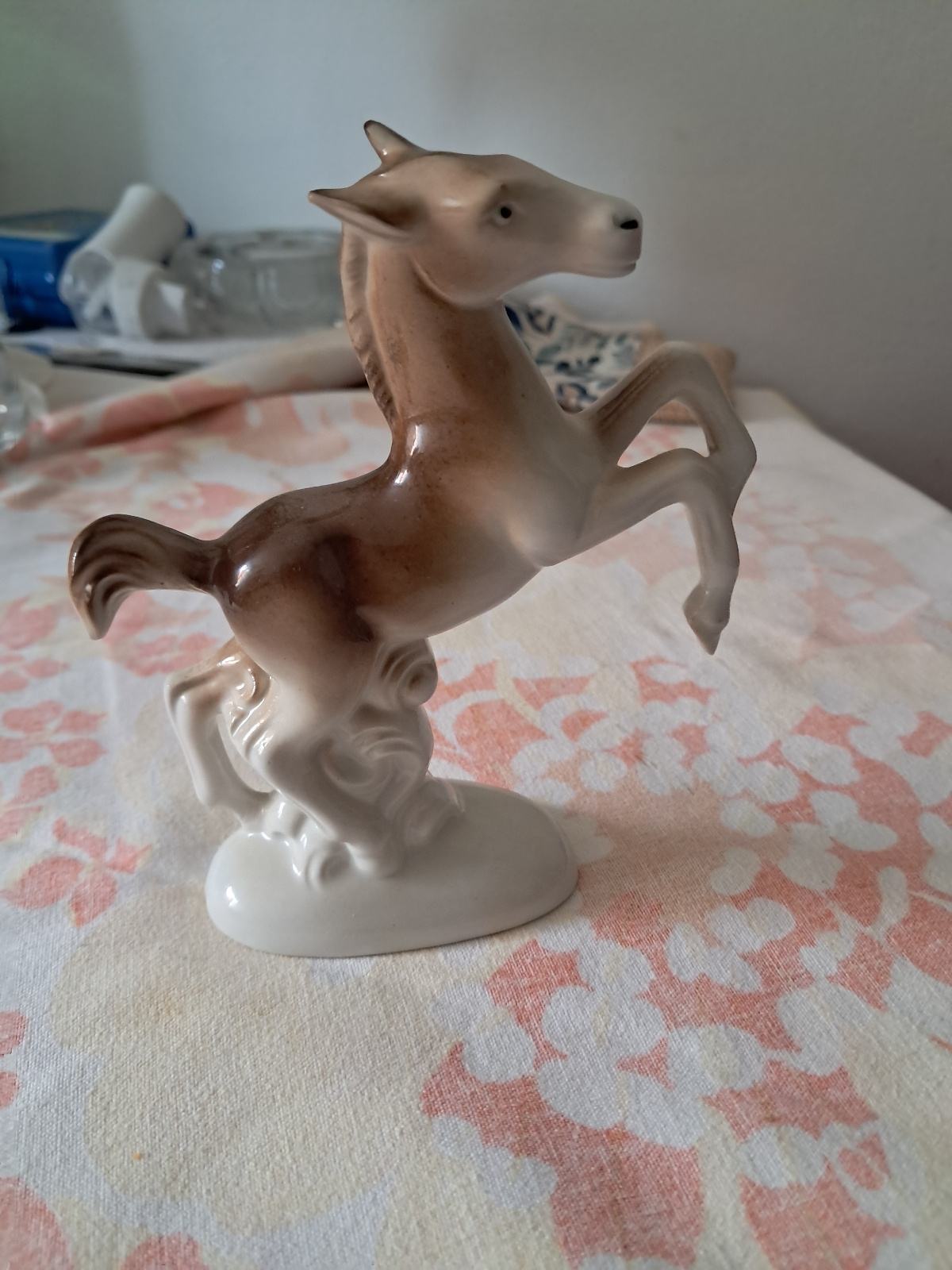 porculanska figura konja