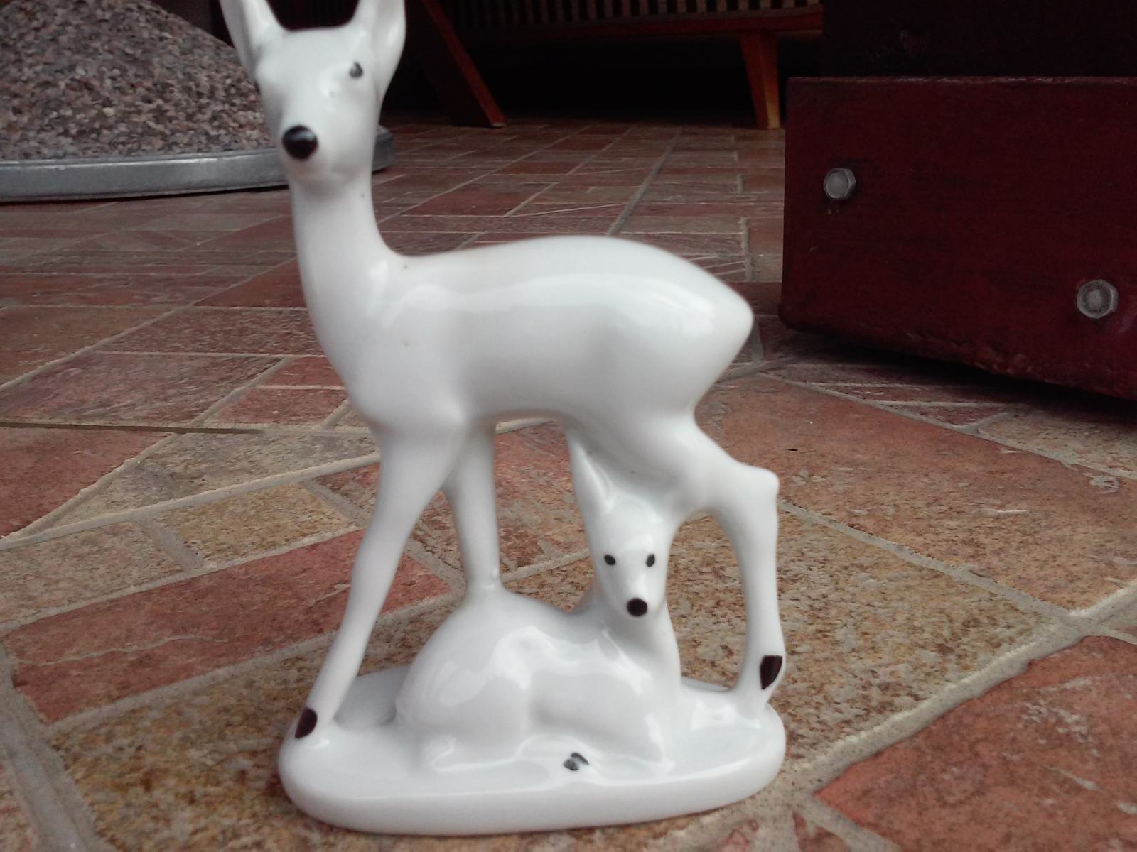 Porculanska figurica srna i lane