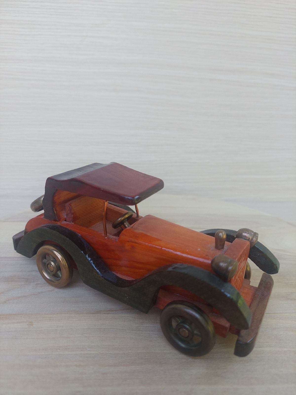 Starinski drveni ukras - auto