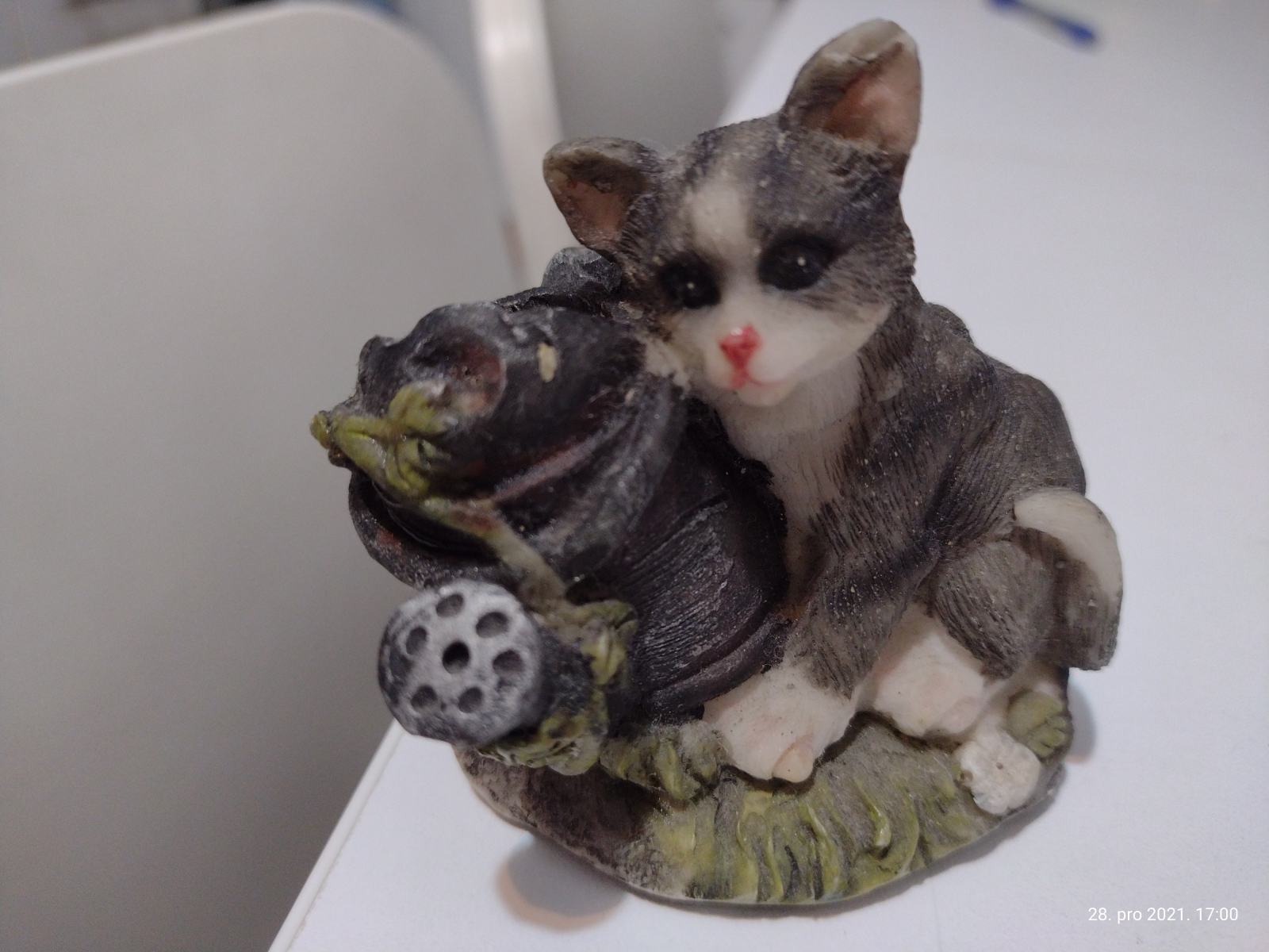 mala figurica mačka s zaljevačom u vrtu iz Njemačke stara više godina.