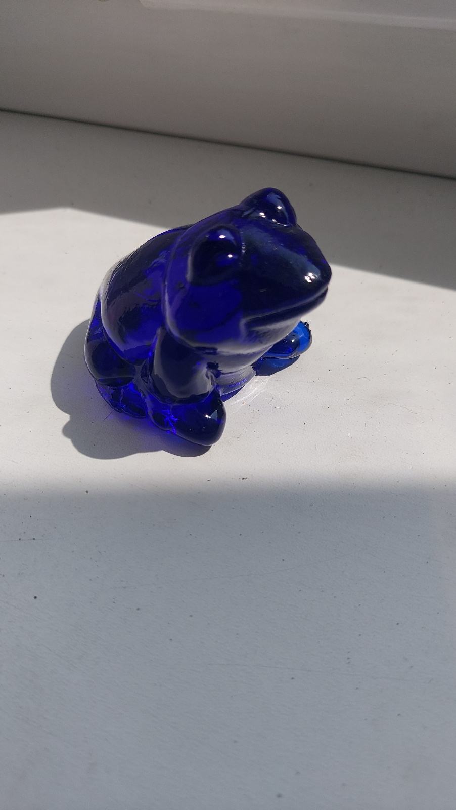 Žaba od kobaltnoplavog stakla