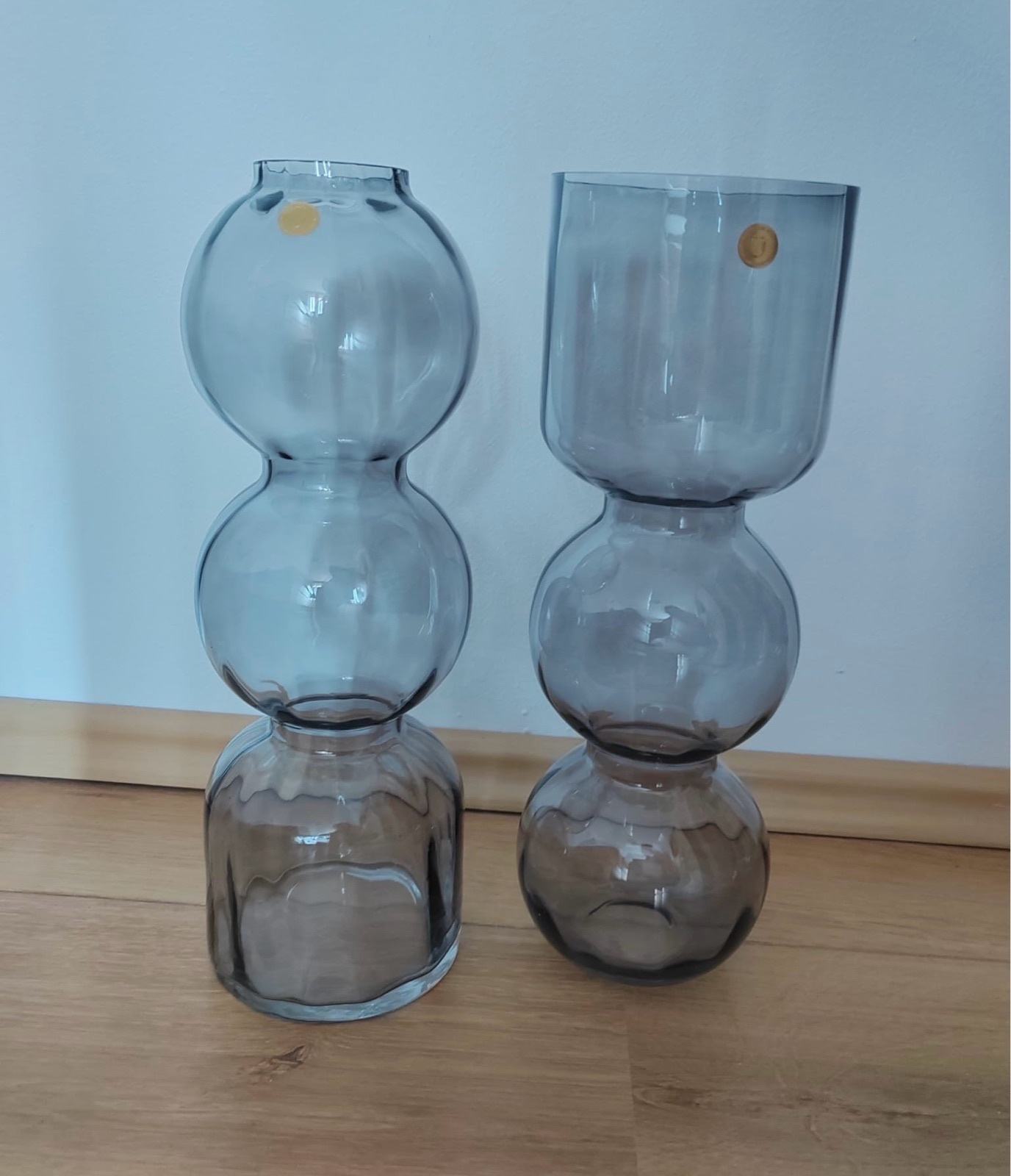 Elegantne okrugle staklene vaze