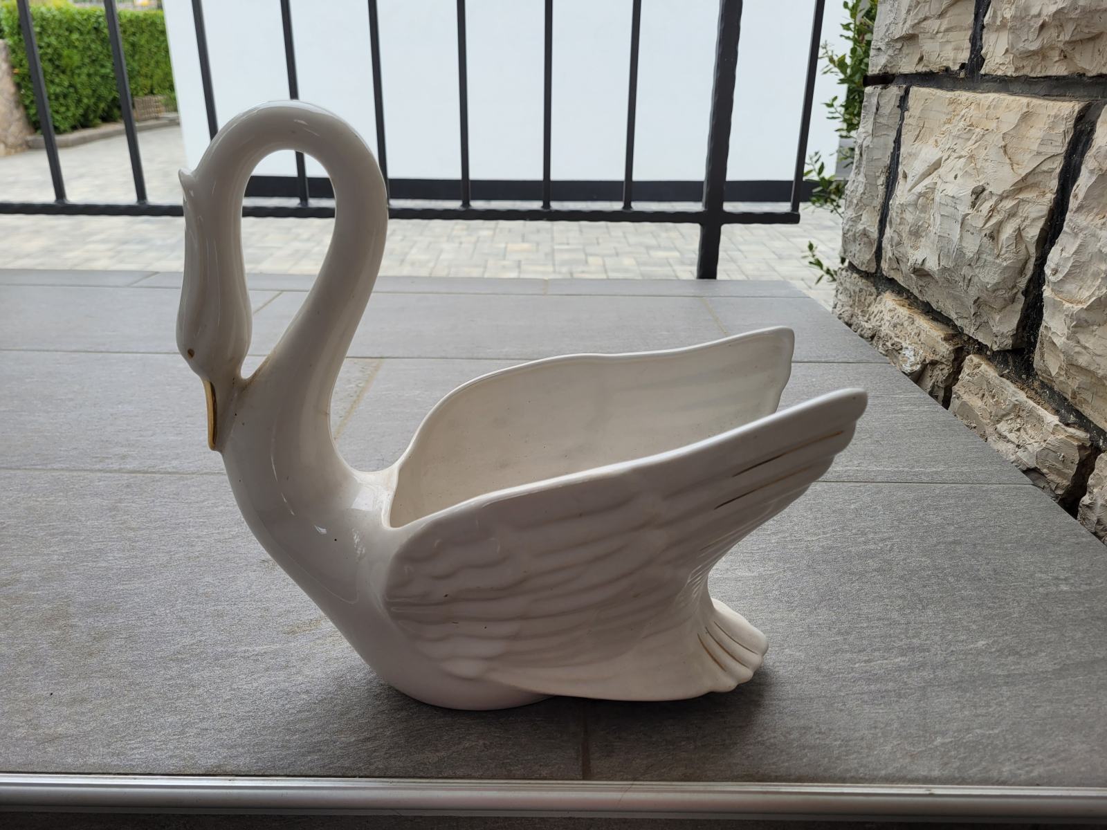 Porculanska vaza (-labud-) za teglicu sa cvijećem