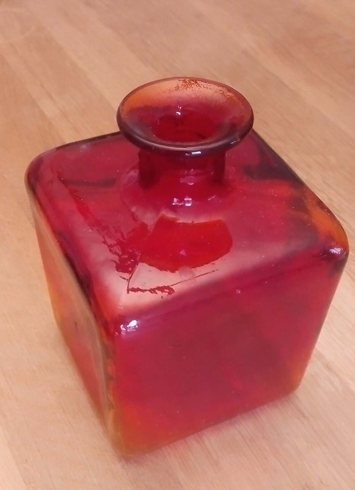 Prodajem staklenu vazu