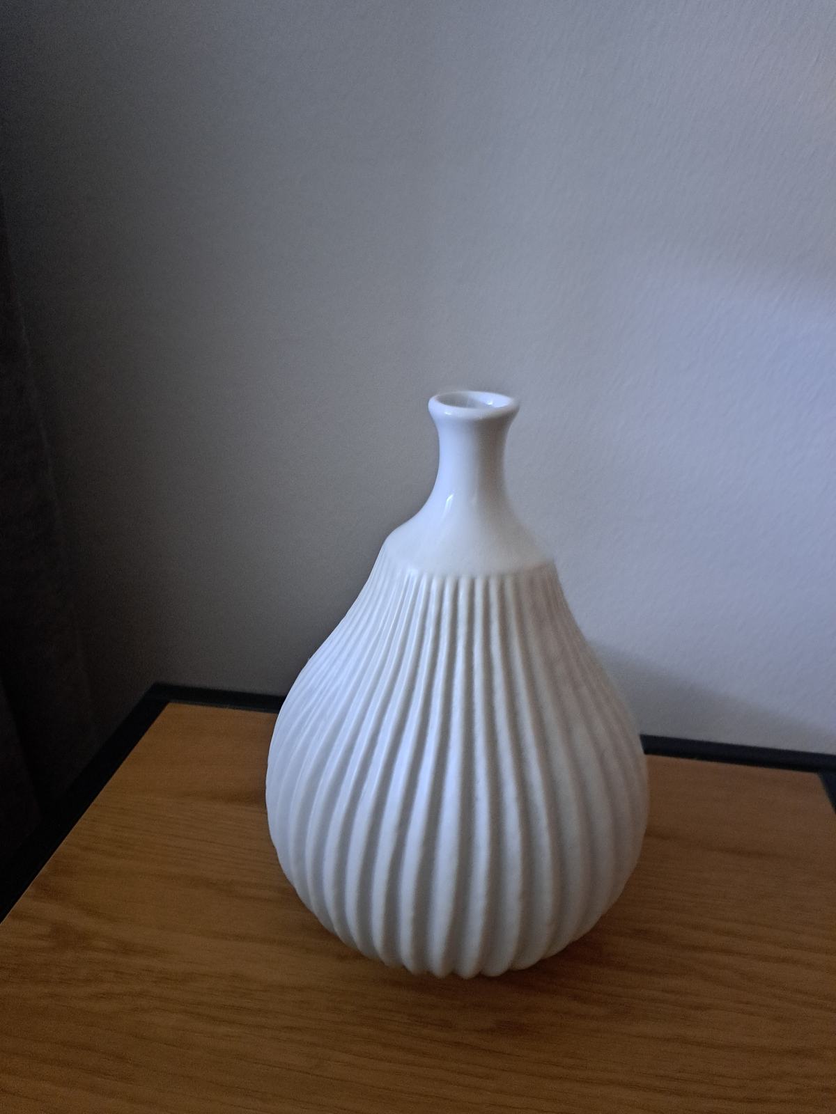 Prodajem vazu bijelu dekorativna