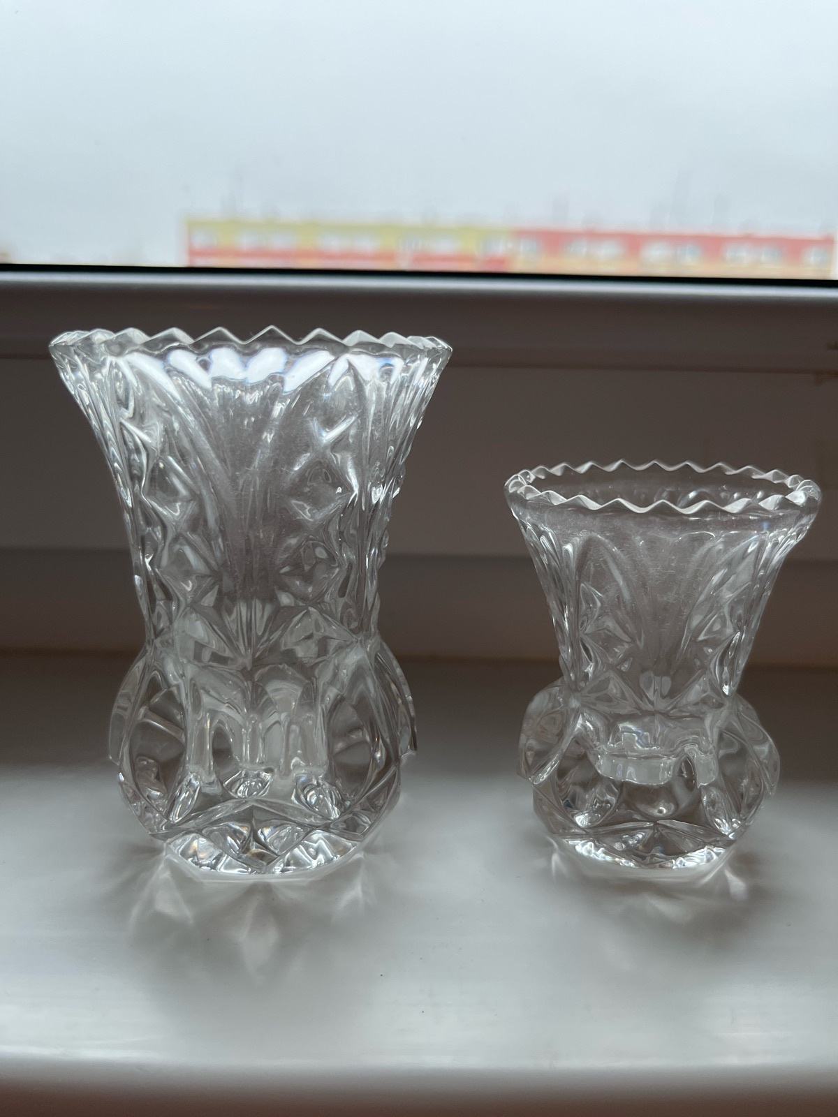 Set 2 male staklene vaze – reljefno staklo, retro stil