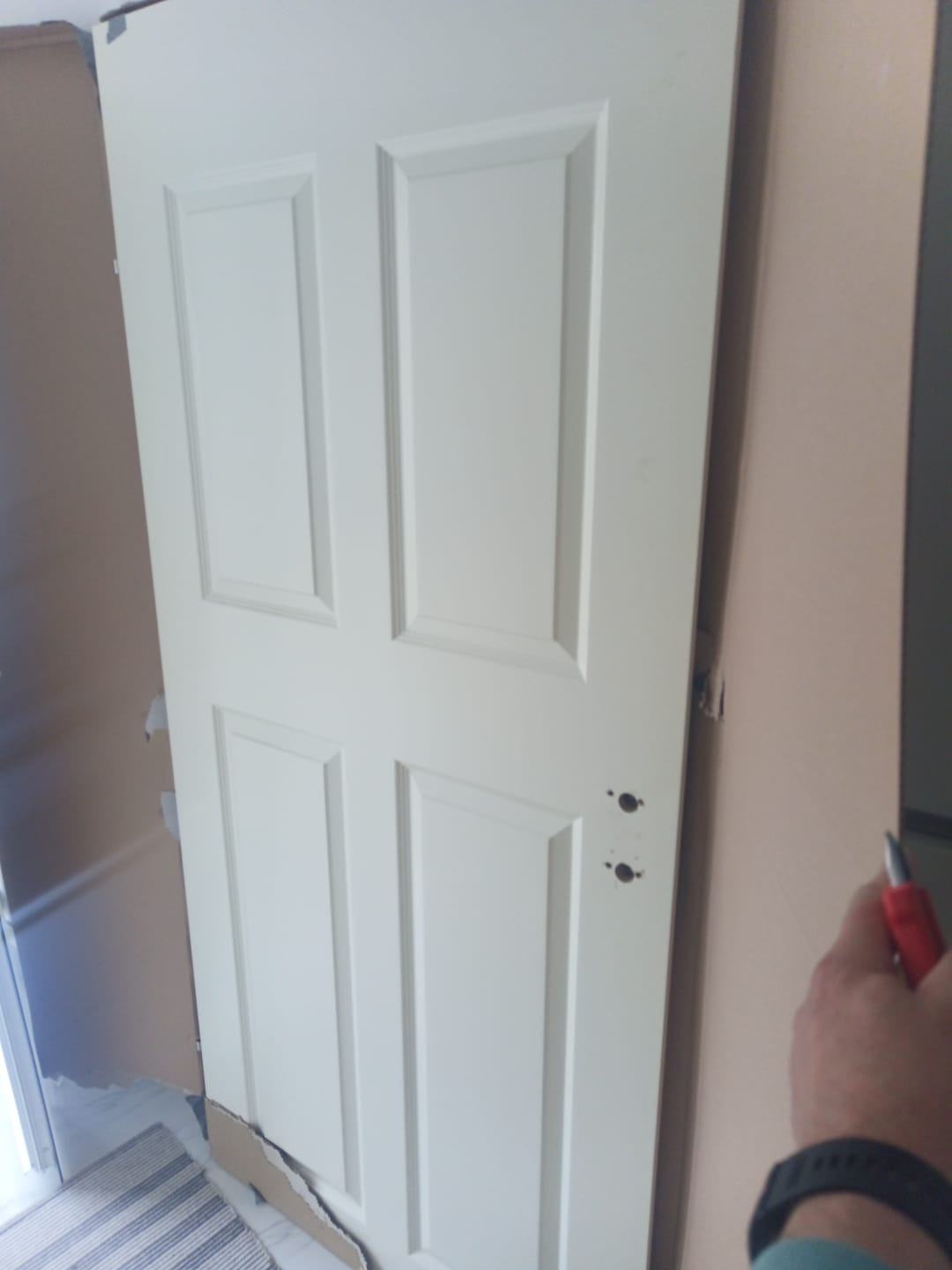 Prodajem nova sobna vrata širine krila 95 cm. Desna strana otvaranja.