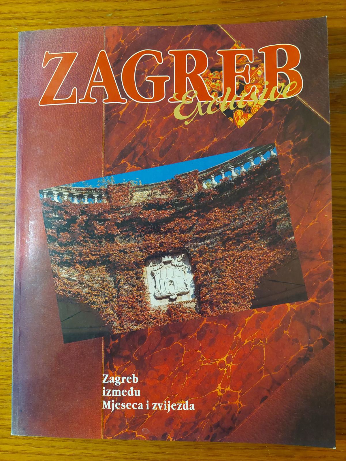 ZAGREB između MJESECA i ZVIJEZDA / Glavni urednik : Mario MATANOVIĆ