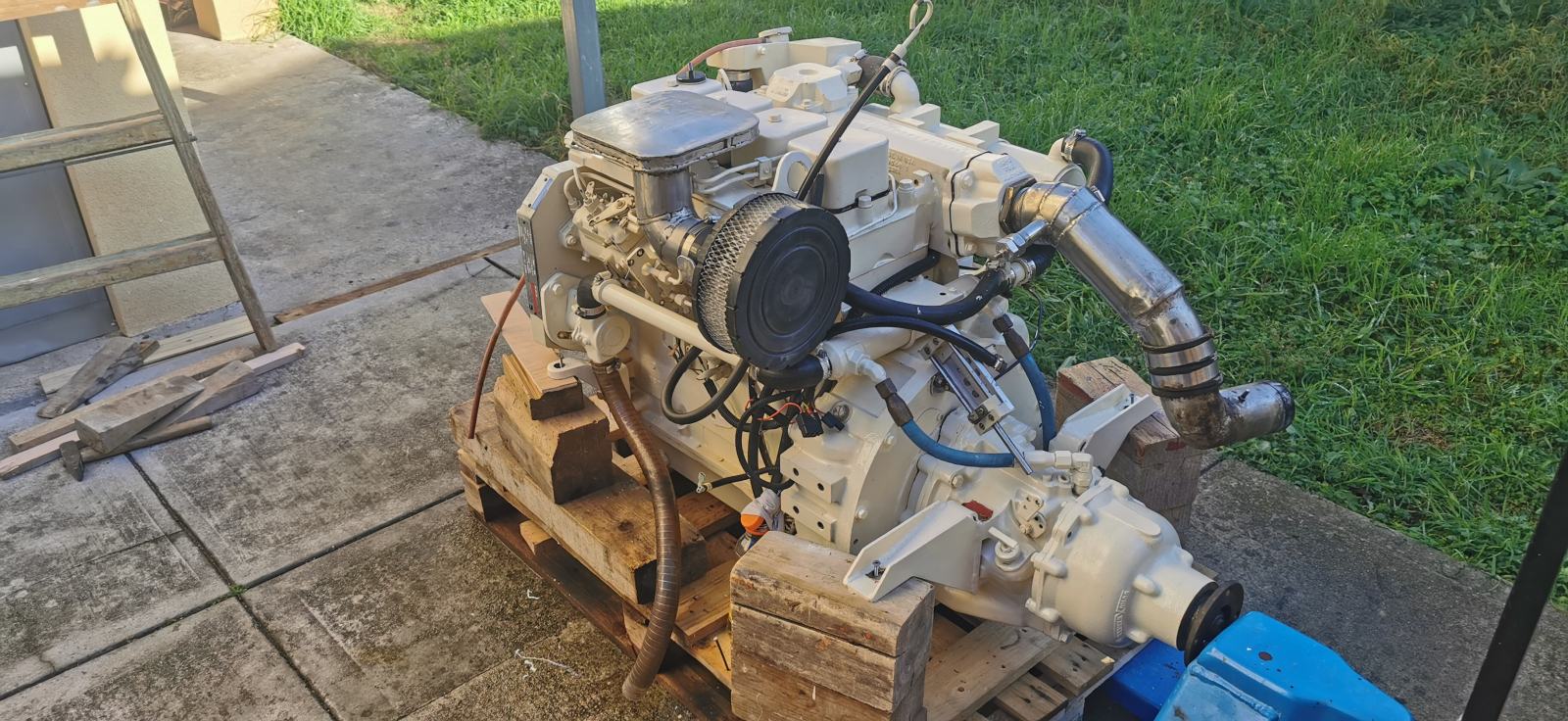 Brodski motor Cummins 4B3.9-M s Borg Warner Kopčom