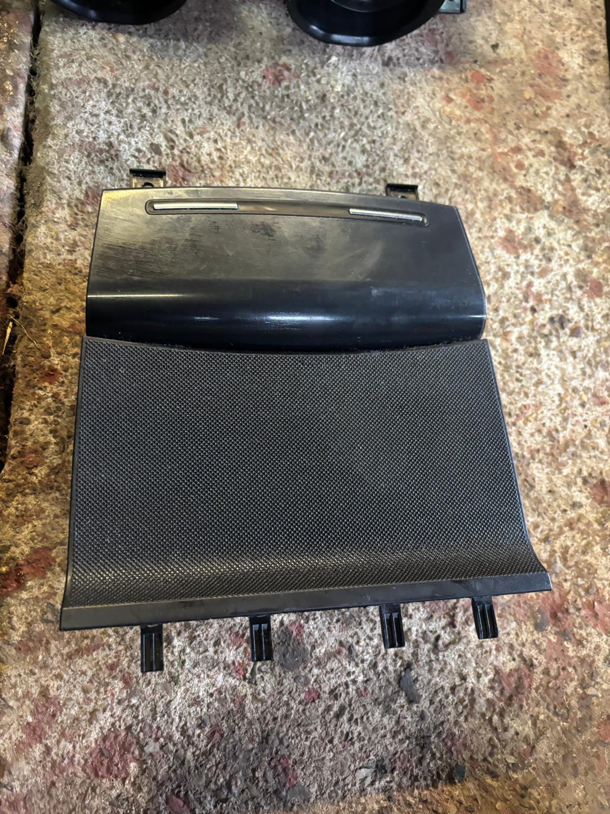 8P0857951 PEPELJARA PREDNJI DIO AUDI A3 8P