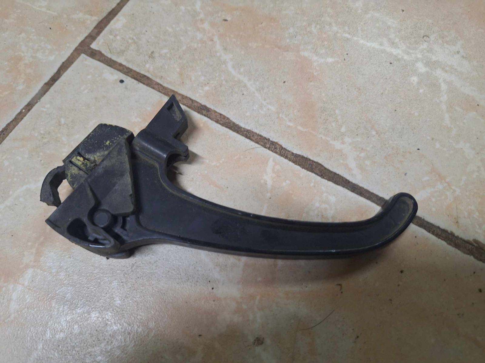 fiat 126 peglica ruckica za otvaranje haube