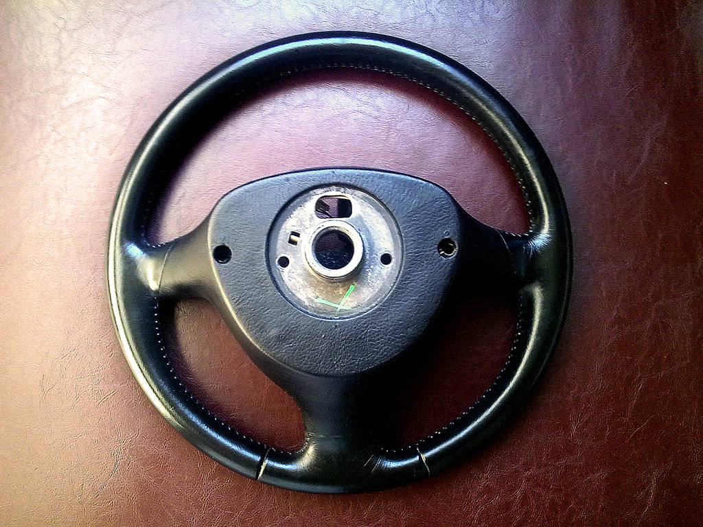 Kožni trokraki volan za VW Golf IV, Passat, Bora (Orginal)