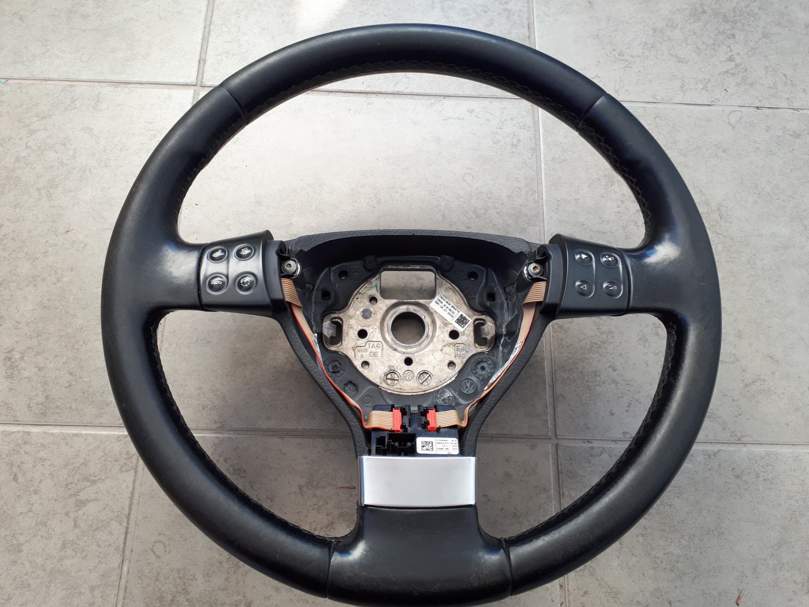 Golf 5 volan multifunkcijski kozni trokraki MF sa tipkama Passat Caddy