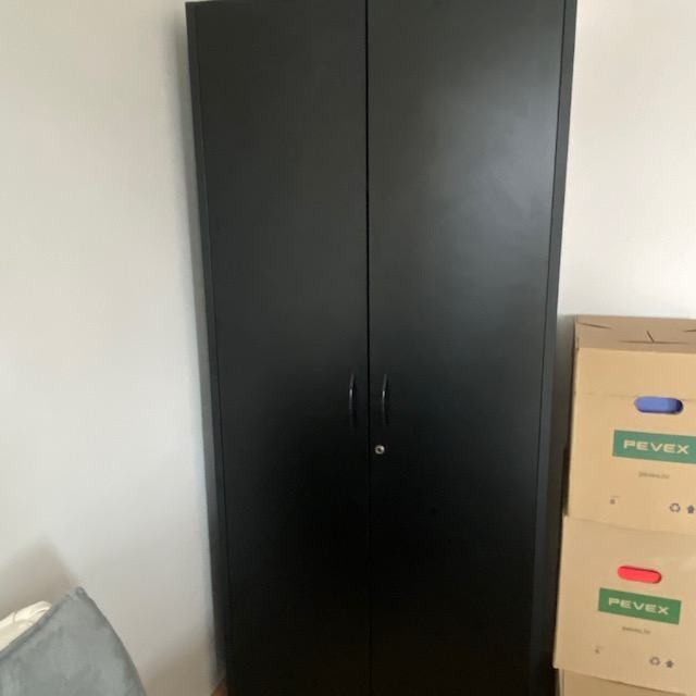 2 ormara s policama za pohranu dokumenata