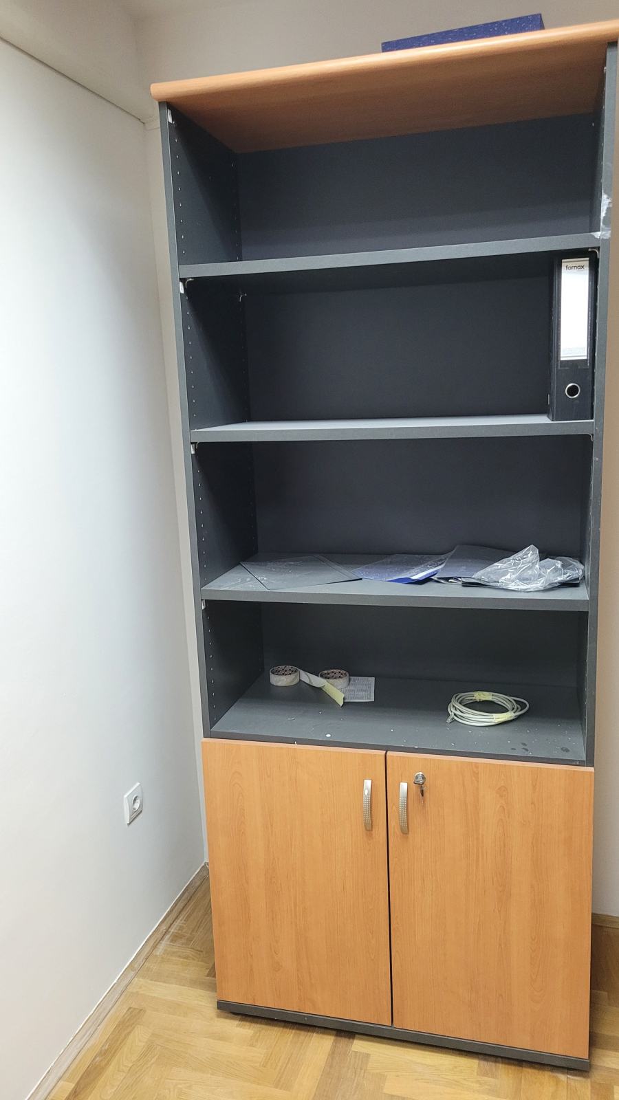 Ormar s policama - drvo, Velinac