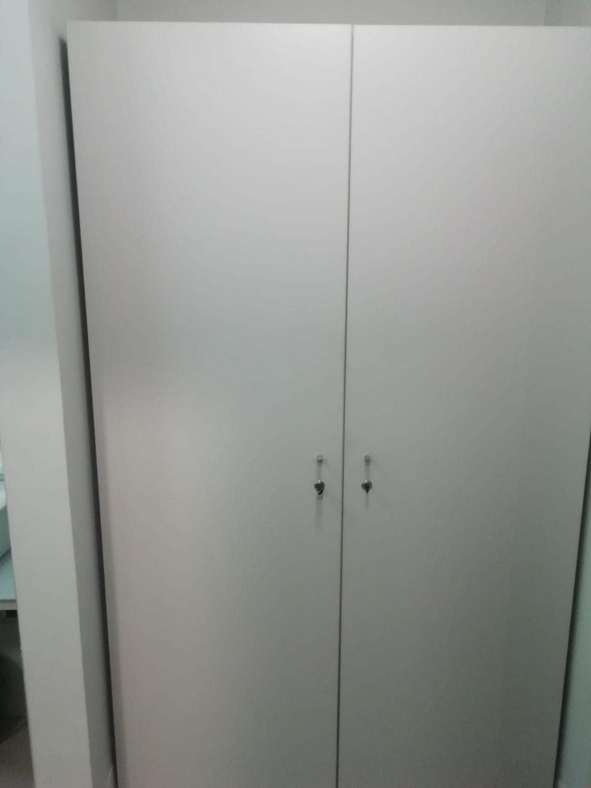 ORMARI 2 kom ZA URED I 14kom za SVLAČIONICU SVE ZA 870 Eur