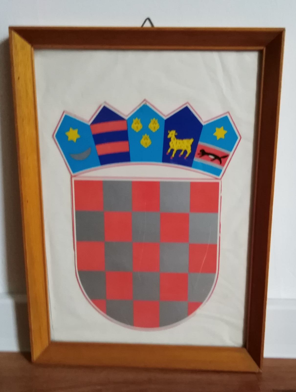 Grb Hrvatske u drvenom okviru sa staklom