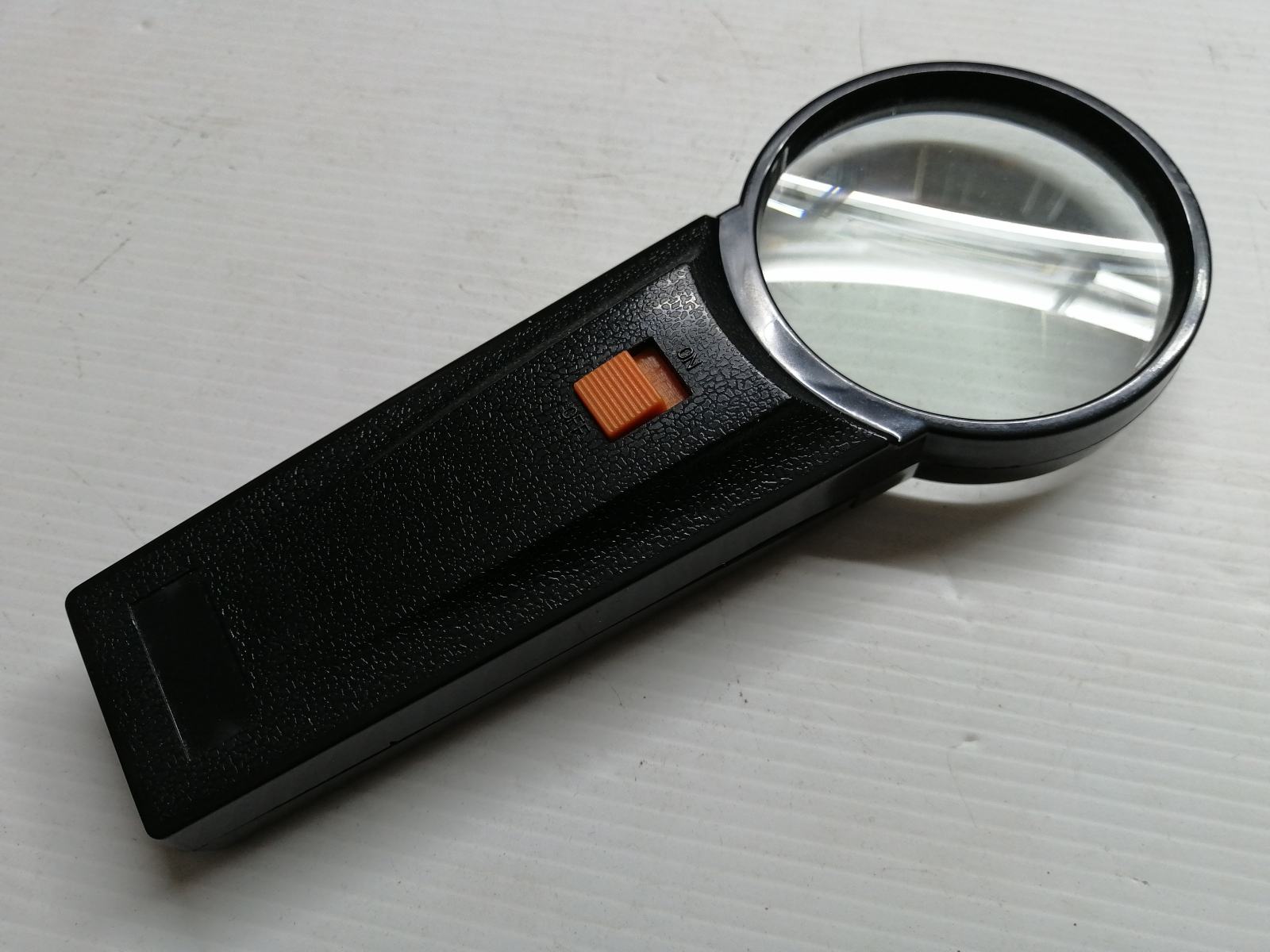 povečalo, lupa sa osvjetljenjem