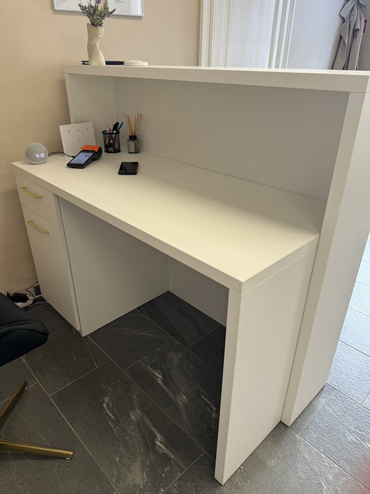 Prodaja pulta i namještaja za salon ili ured