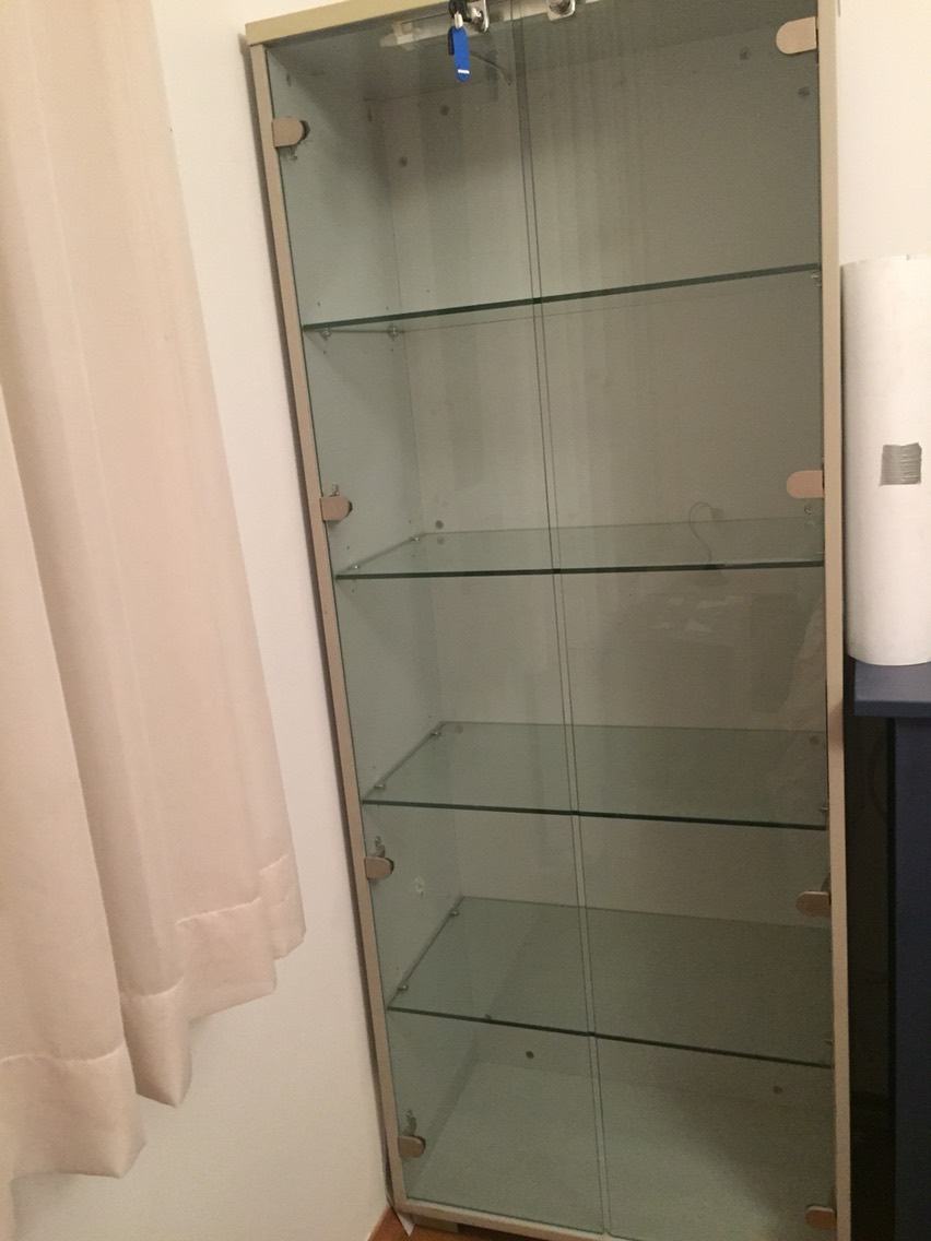 Prodajem stakleni ormar povoljno!