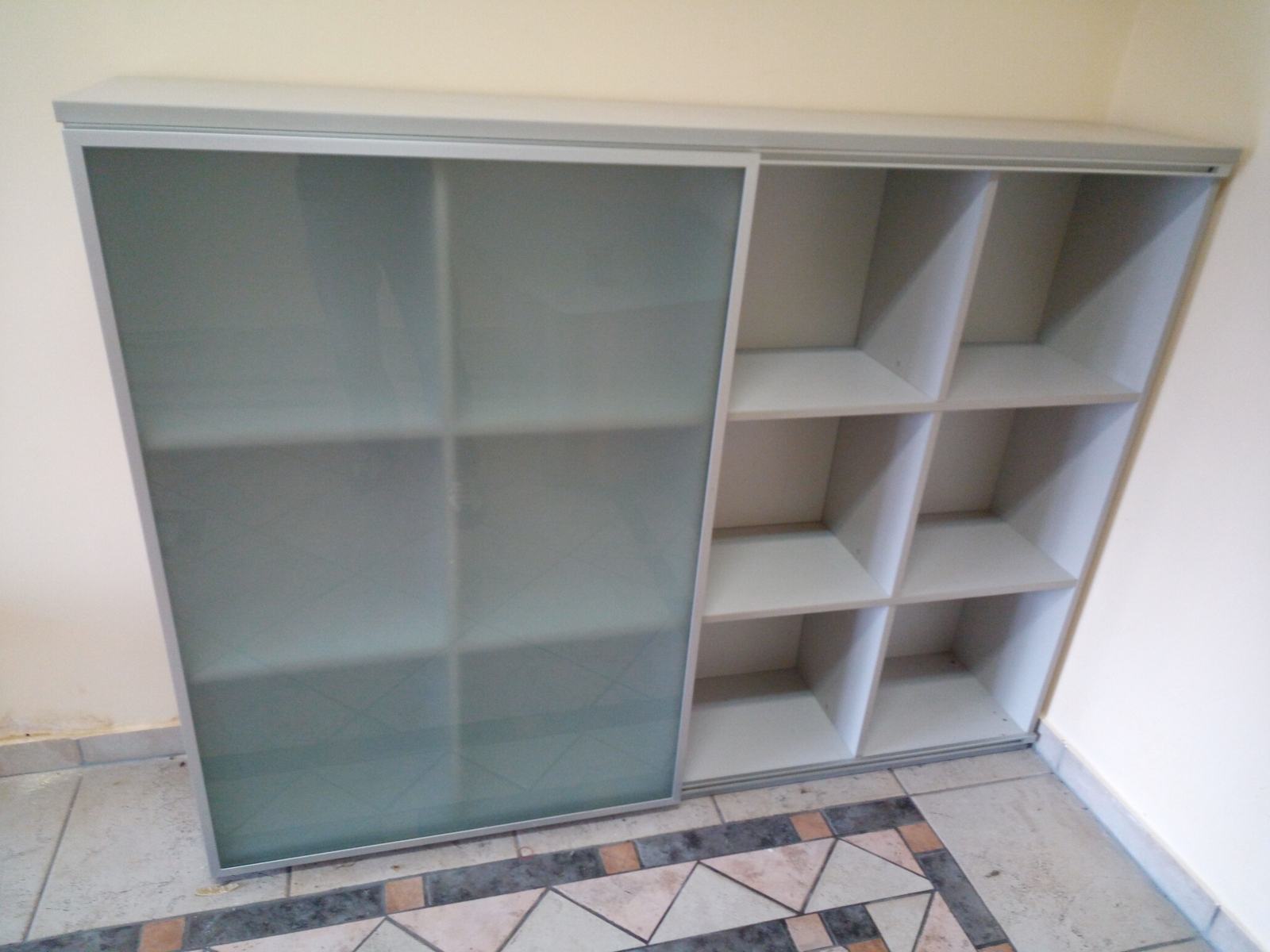 STAKLENI ORMAR ZA REGISTRATORE