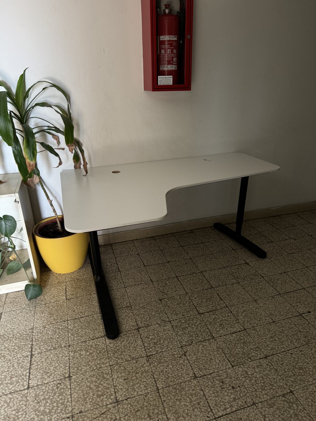 BEKANT KUTNI UREDSKI STOL