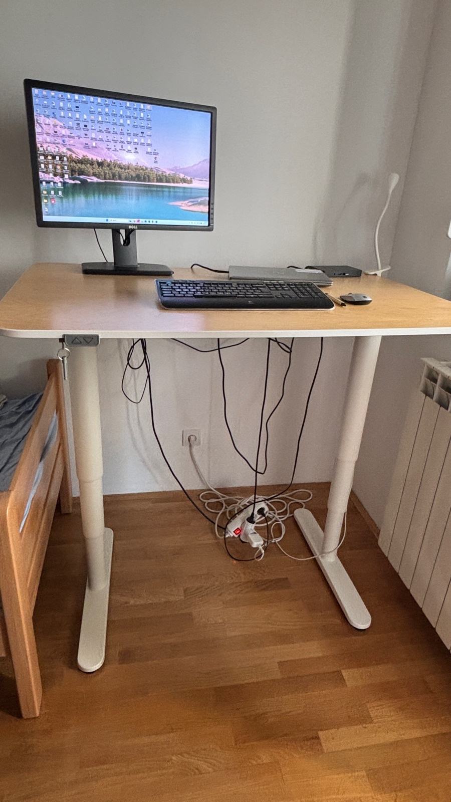 Ikea Bekant električni podesivi radni stol