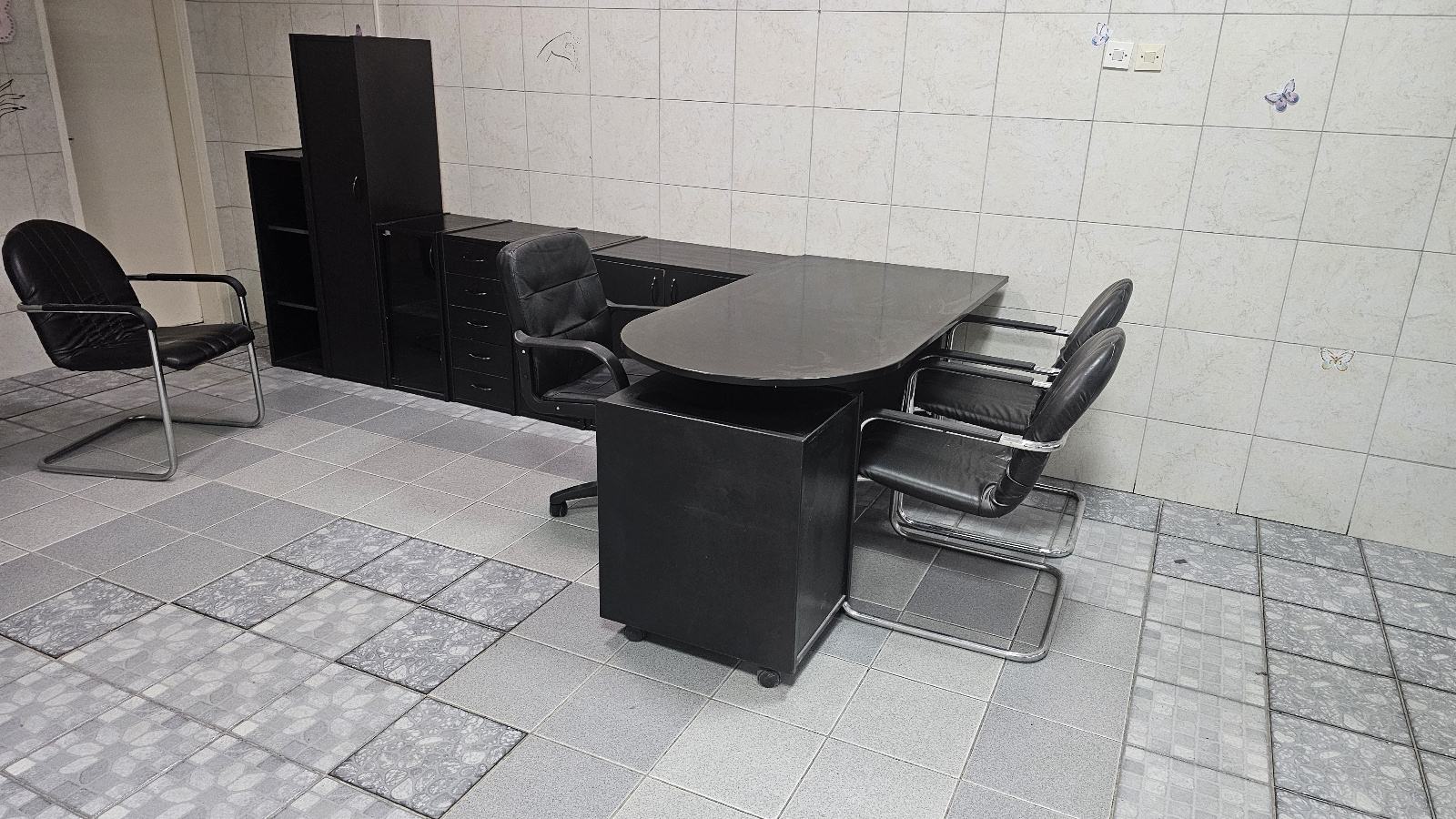 Kompletan ured sa 4 stolice