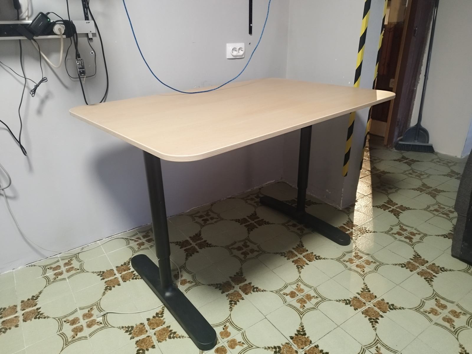 Prodajem radni stol IKEA BEKANT 120x80
