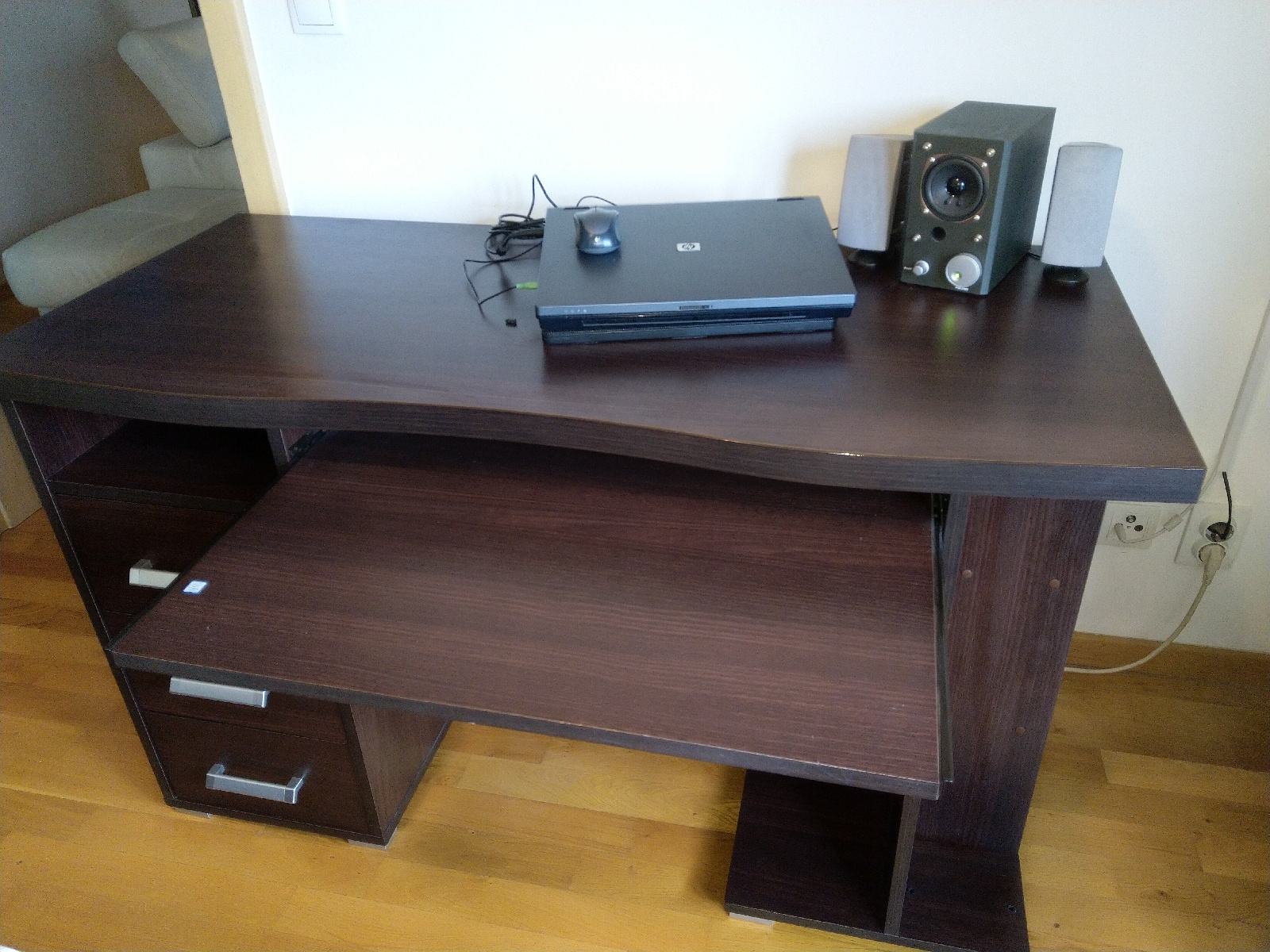 Uredski radni stol 130x60cm