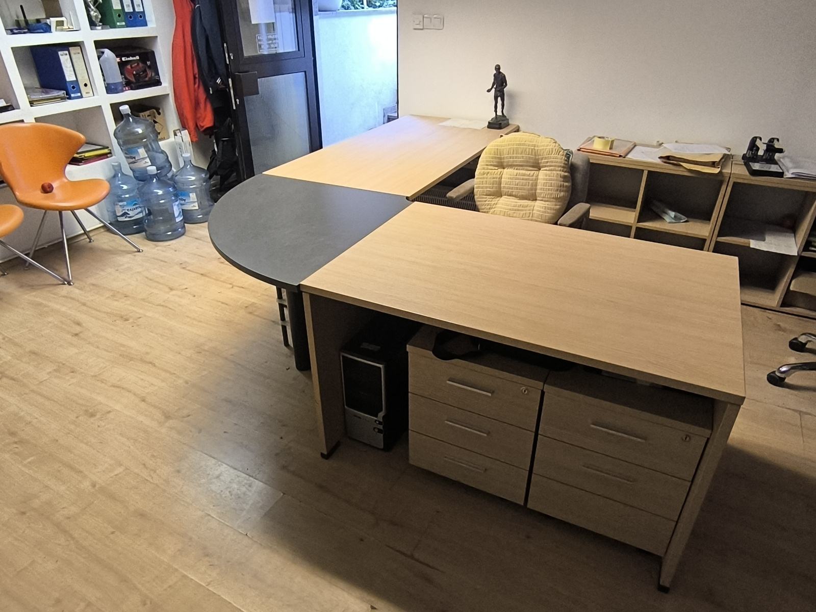 Uredski stol na L