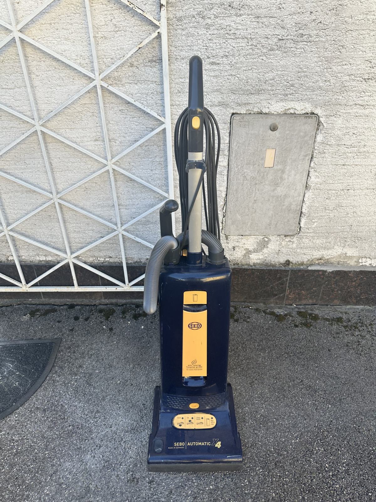 SEBO automatic x 4 štapni usisivač