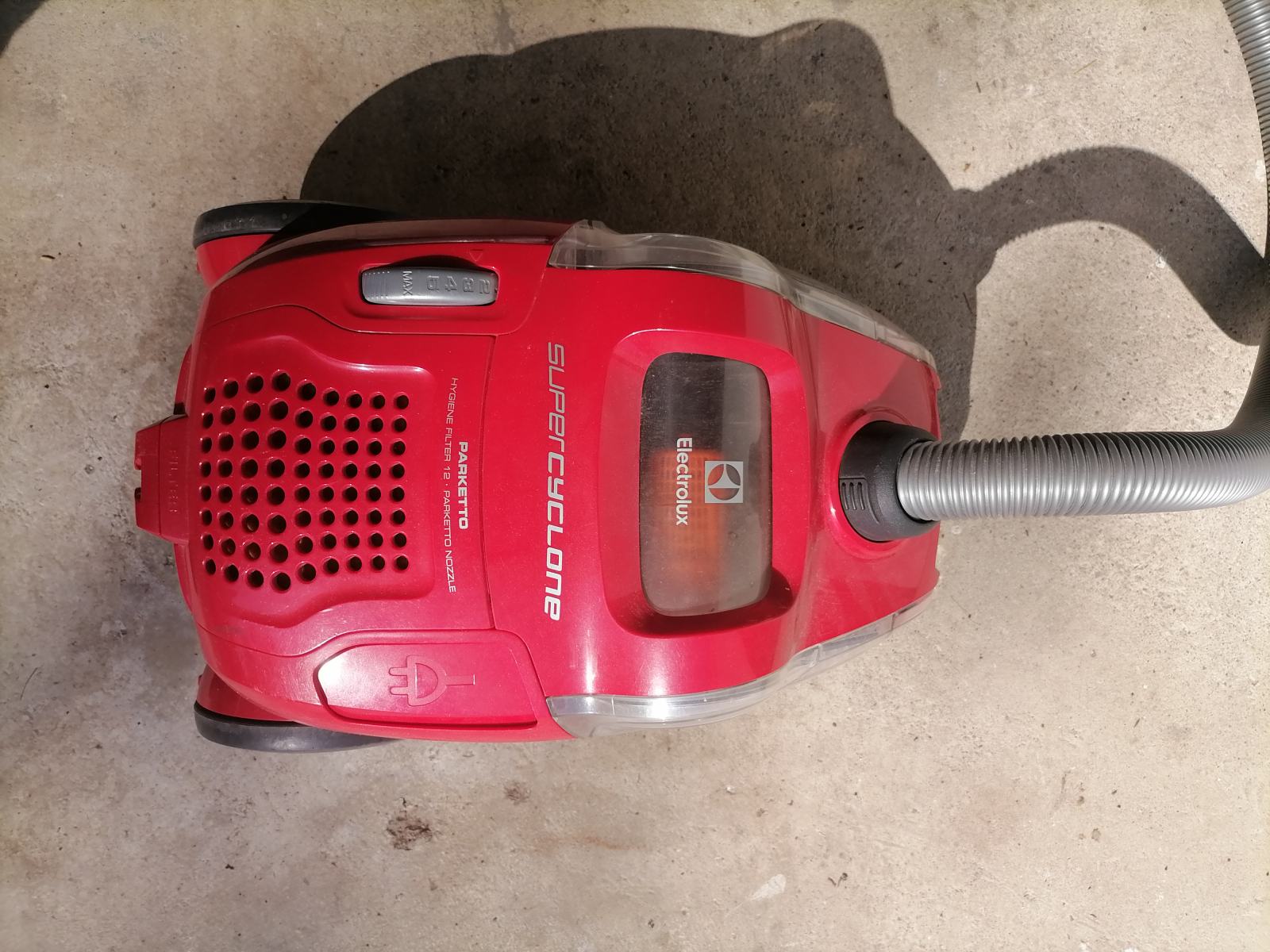 Usisavač Electrolux SuperCyclone ESC61LR - ne radi