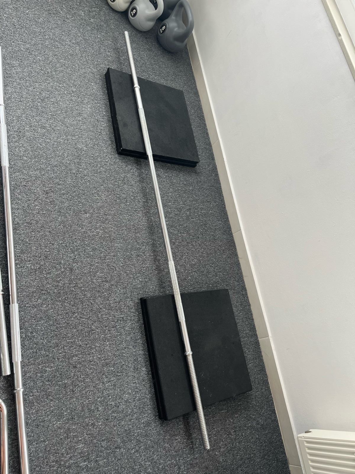 Prodajem šipku od 12kg sa navojima
